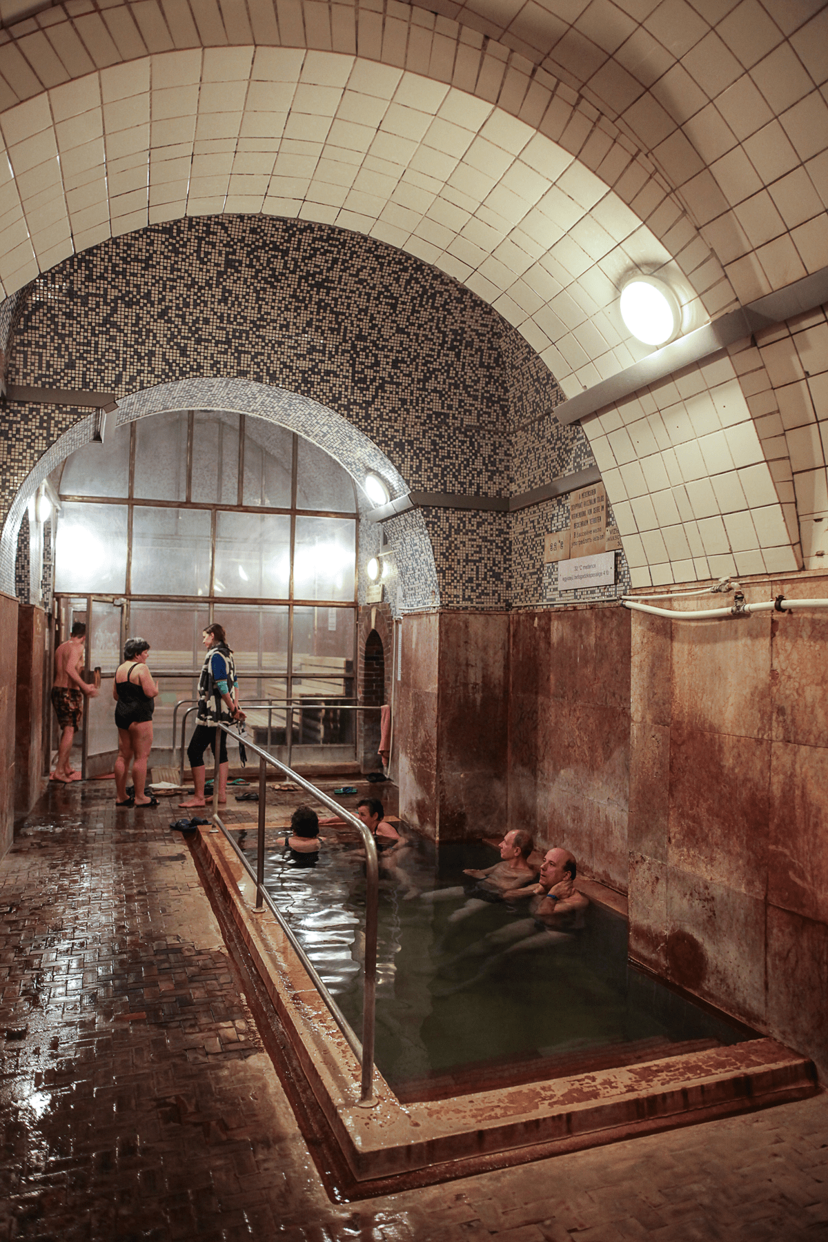Bejártuk a felújítás előtt álló Király fürdőt, Budapest egyik ...