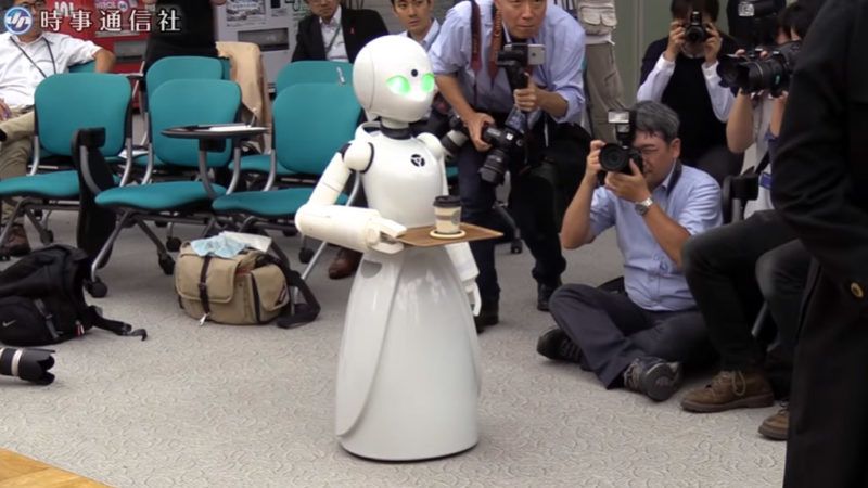 Robotpincéreket irányítanak a mozgássérültek ebben a kávézóban – videó