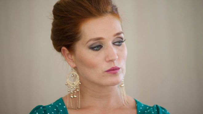 Pikáns jelenet a Bátrak földjében, meztelenre vetkőzött Fodor Annamária