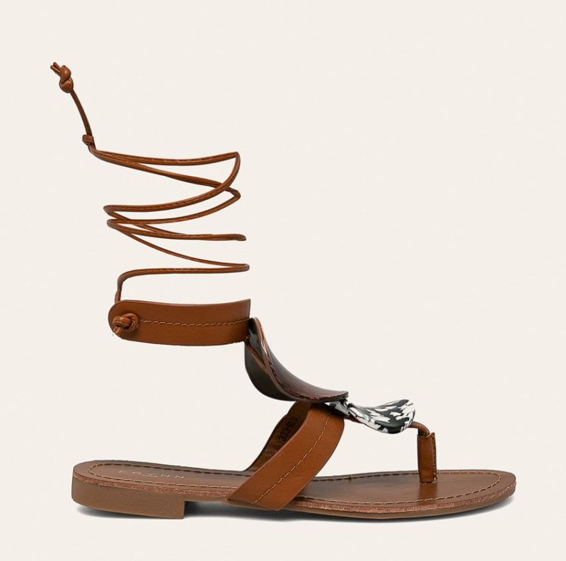 Saru: a szandál, ami letarolja a nyári cipődivatot | nlc