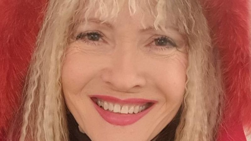 Marcellina rövid frizurája