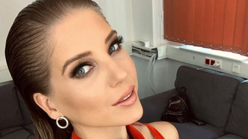 Szabó Zsófin van ruha, de keveset takar