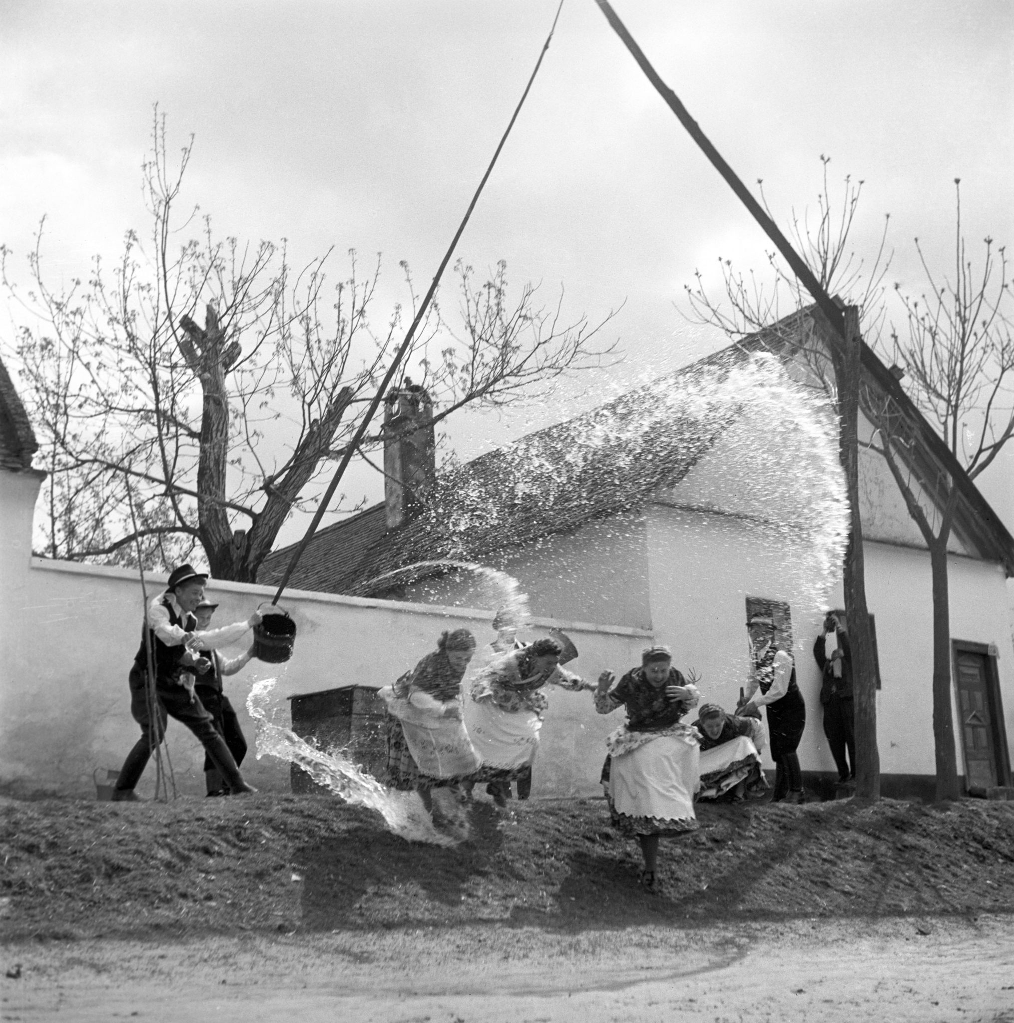 A húsvéti locsolkodás régi képeken