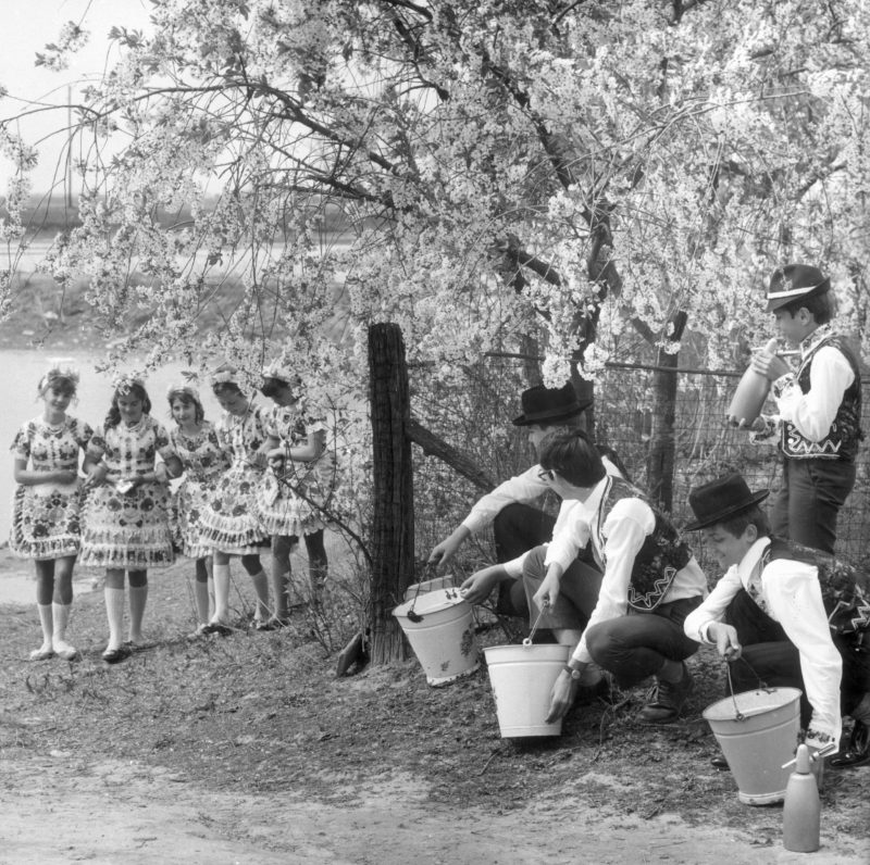 A húsvéti locsolkodás régi képeken