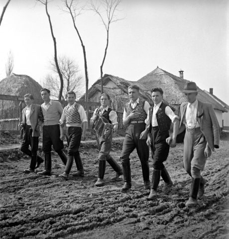 A húsvéti locsolkodás régi képeken