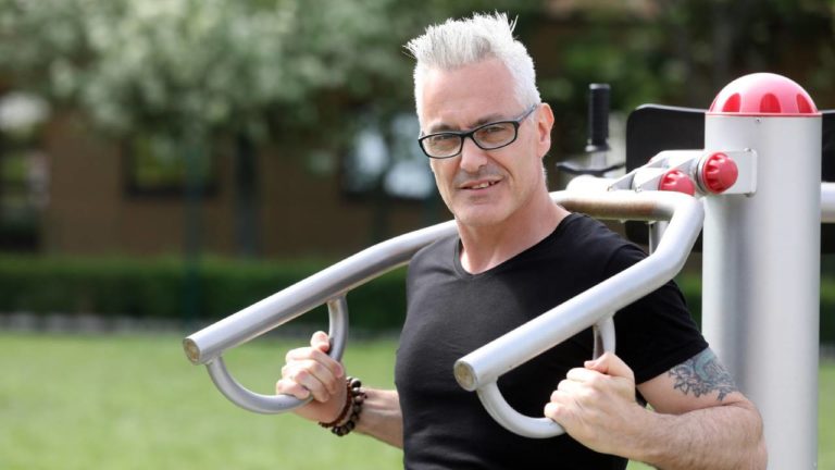 Abaházi Csaba hosszú, fekete hajjal