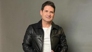 Hajdú Péter megmutatta, hogyan mászik kisfia