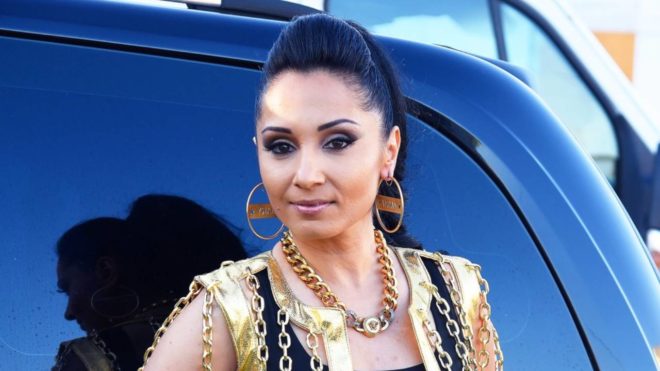 Nótár Mary 25 millióval tartozik