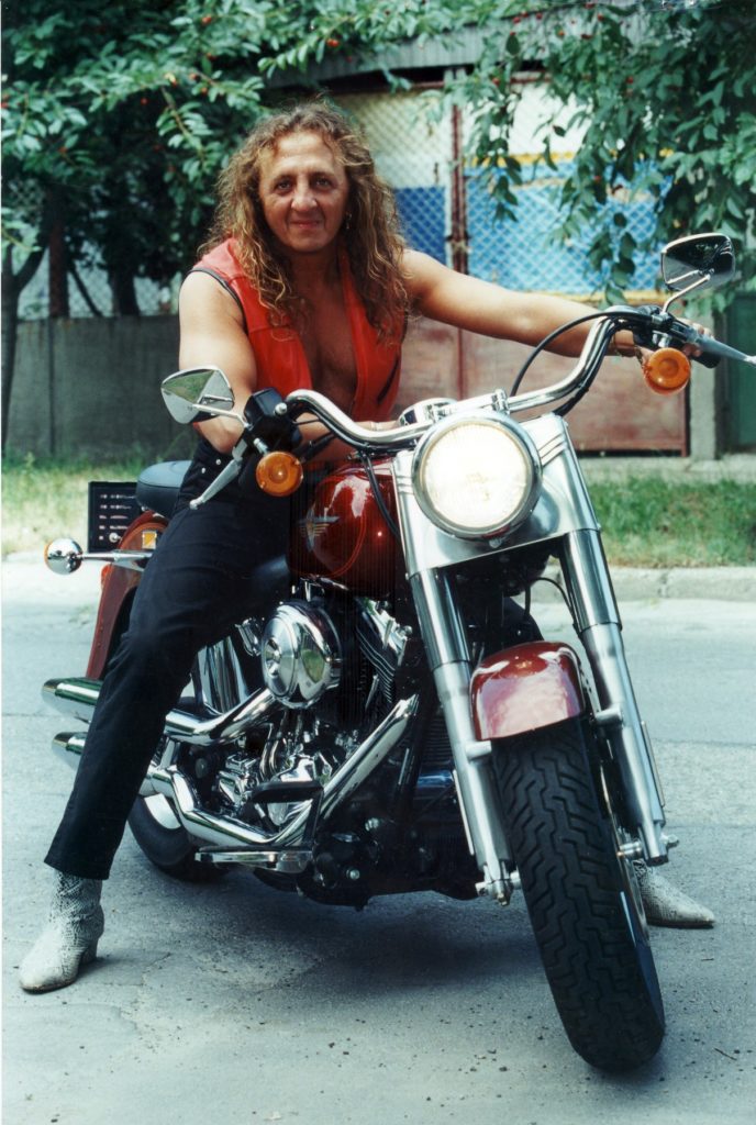 Bőrszerkó és kígyóbőr csizma – Zámbó Jimmy extravagáns ruhái | nlc