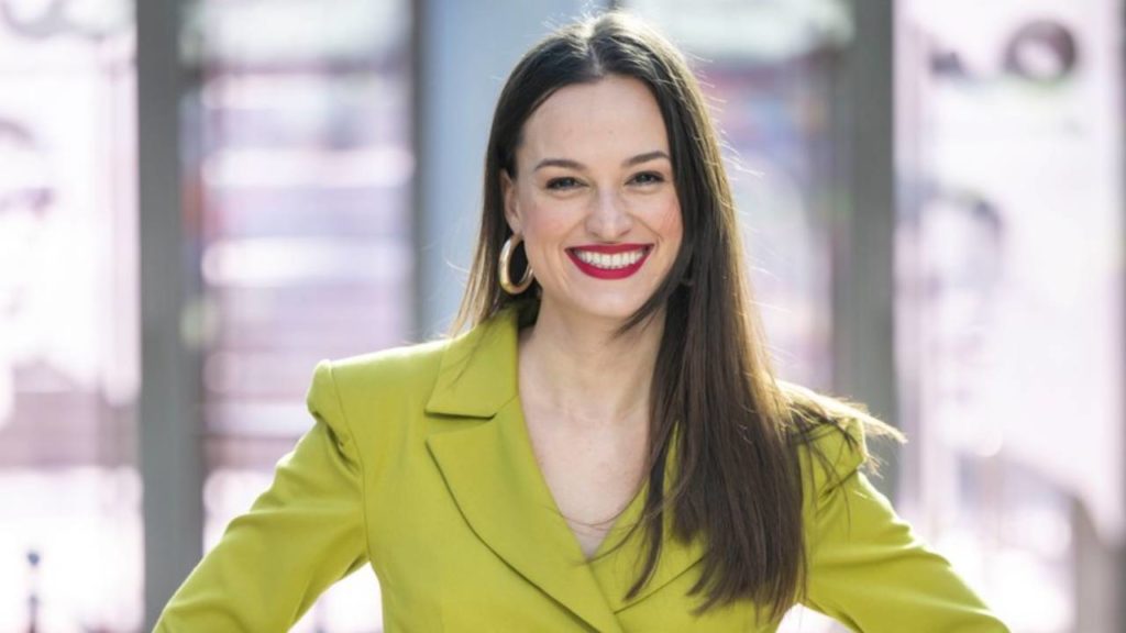 Gubik Petra élvezi a tévézést