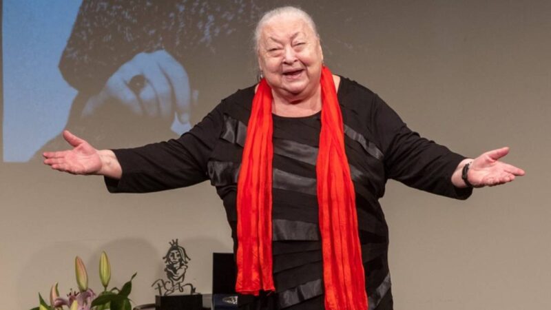 Piroská Molnár es vigilada por un hombre 53 años menor que ella