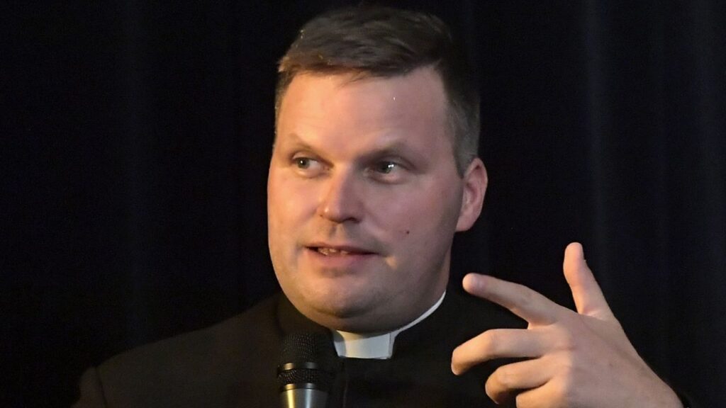 Bese Gergő pap melegpartin való résztvétele